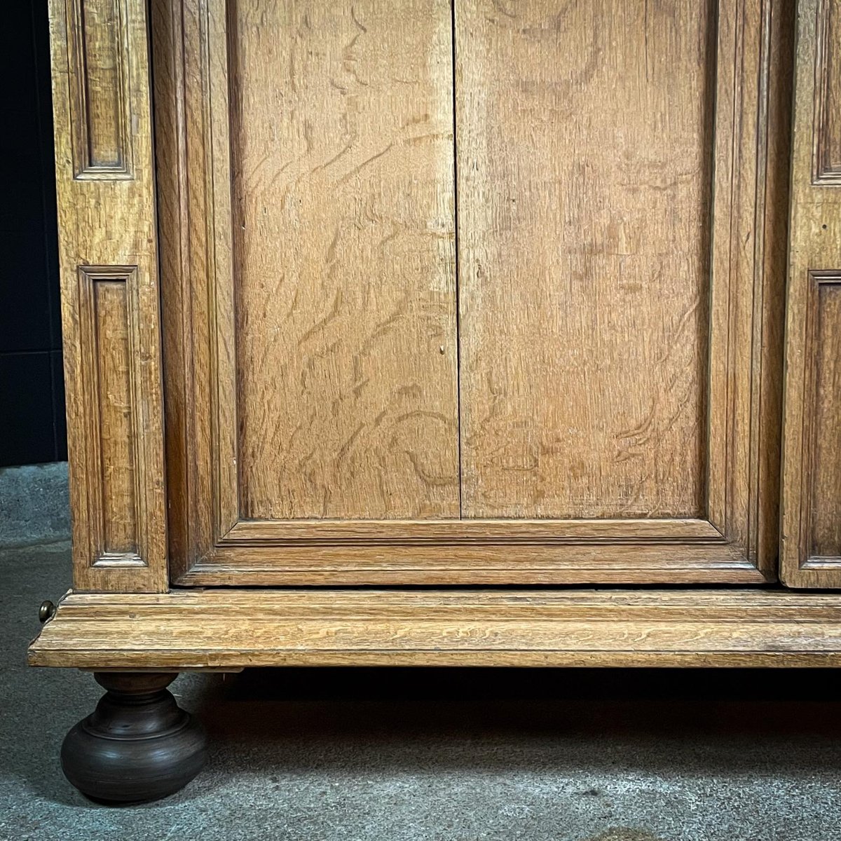 Antique German Oak Wardrobe, 1680 for sale at Pamono