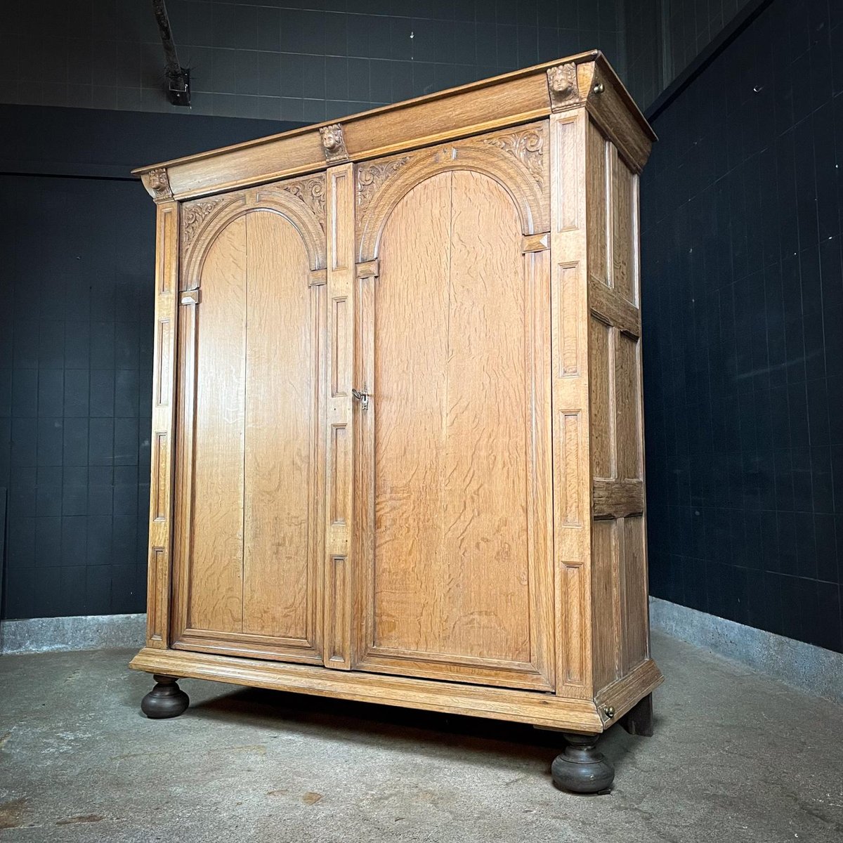 Antique German Oak Wardrobe, 1680 for sale at Pamono
