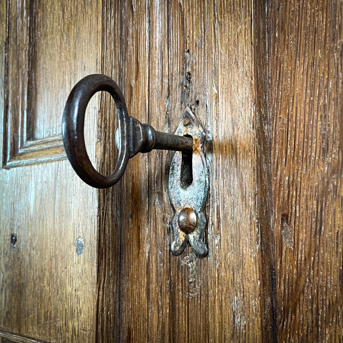 Antique German Oak Wardrobe, 1680 for sale at Pamono