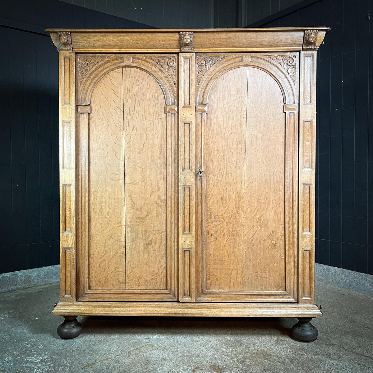 Antique German Oak Wardrobe, 1680 for sale at Pamono