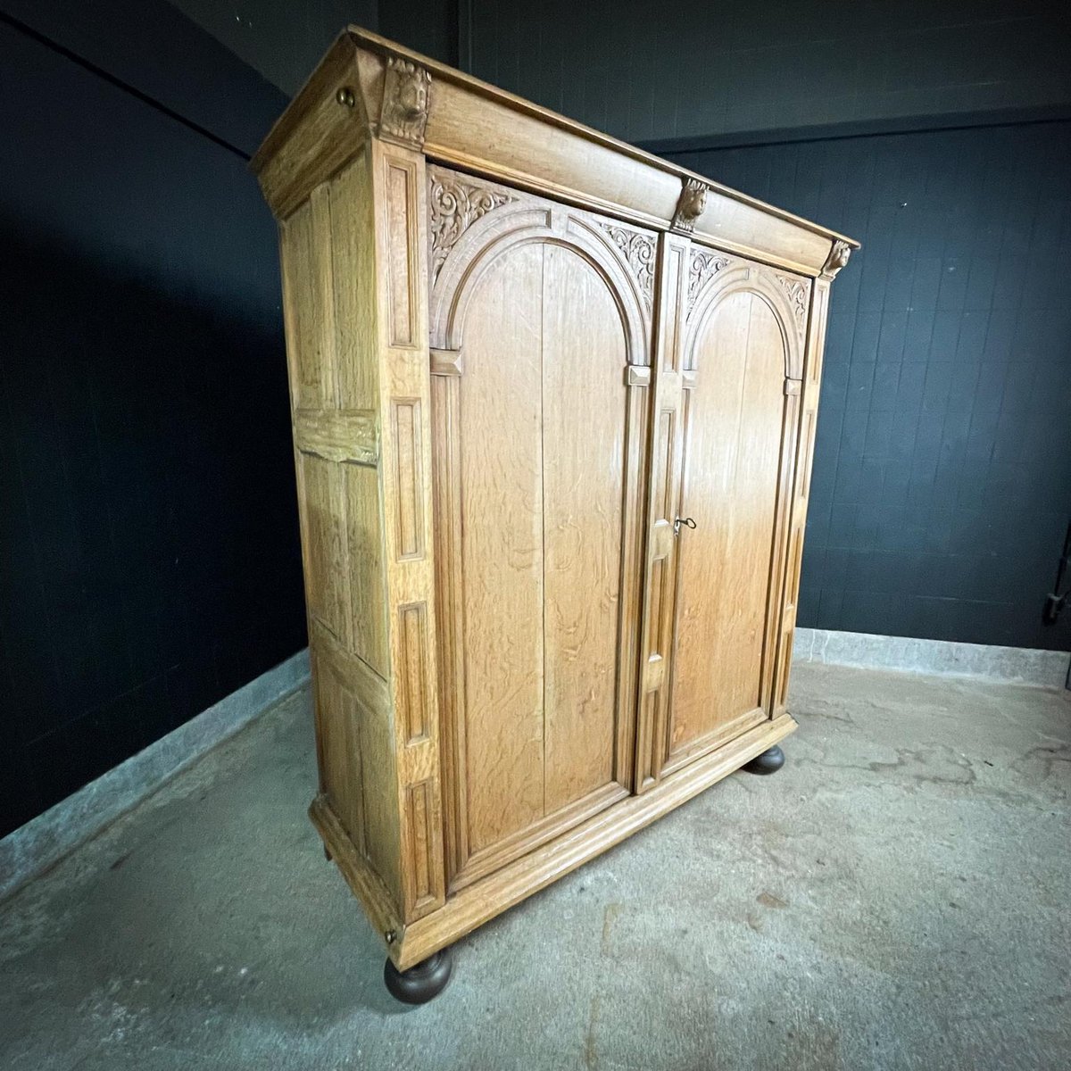 Antique German Oak Wardrobe, 1680 for sale at Pamono