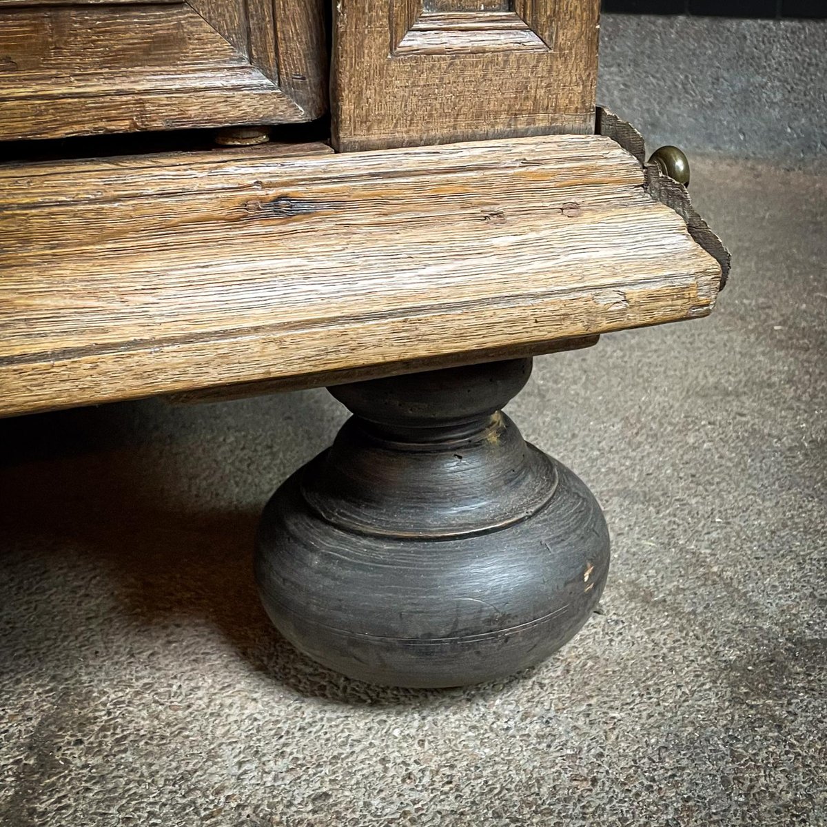 Antique German Oak Wardrobe, 1680 for sale at Pamono