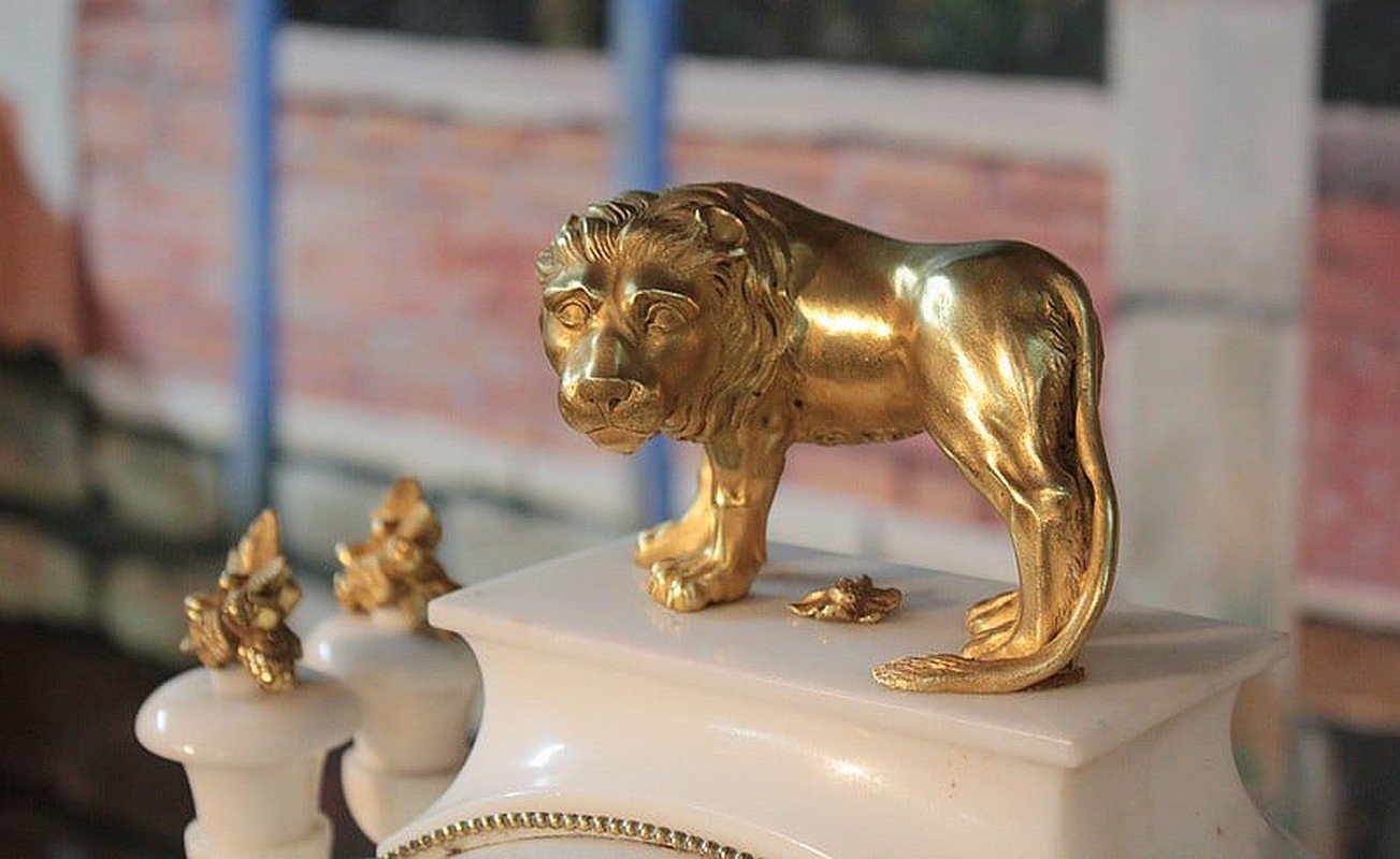 18th Century White Marble Portico Clock for sale at Pamono