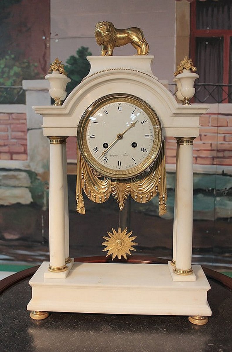 18th Century White Marble Portico Clock for sale at Pamono
