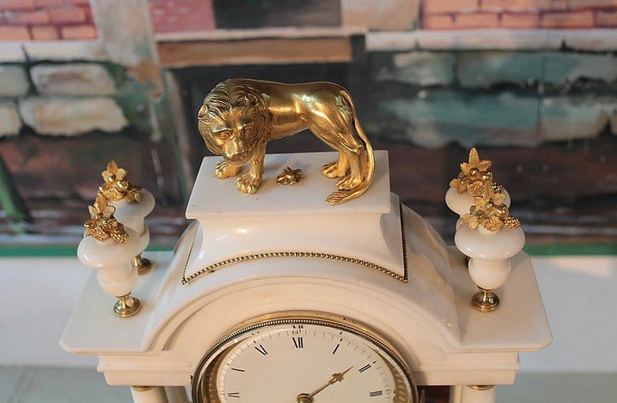18th Century White Marble Portico Clock for sale at Pamono