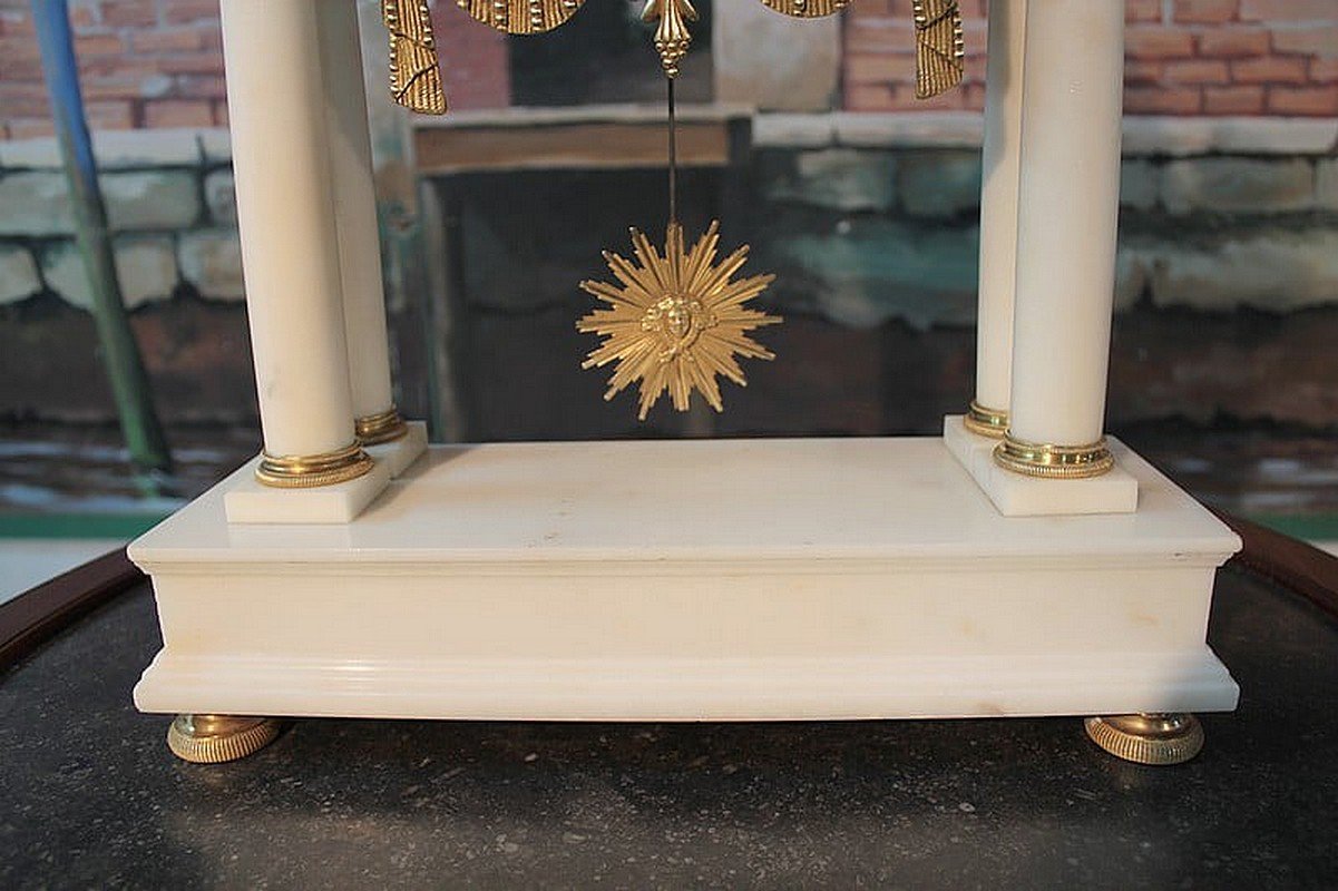 18th Century White Marble Portico Clock for sale at Pamono