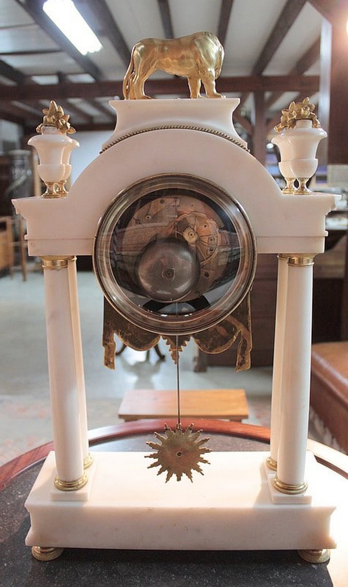 18th Century White Marble Portico Clock for sale at Pamono