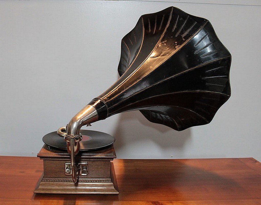 20th Century Horn Gramophone for sale at Pamono