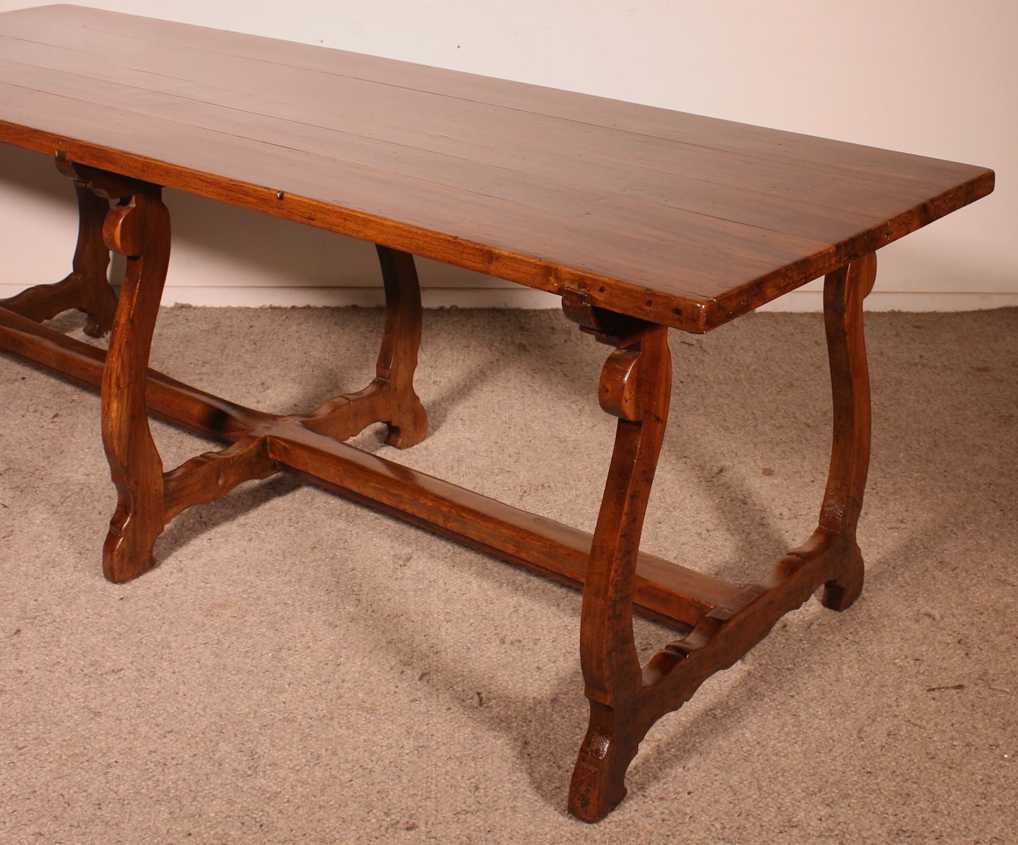 17th Century Spanish Dining Room Table in Walnut for sale at Pamono