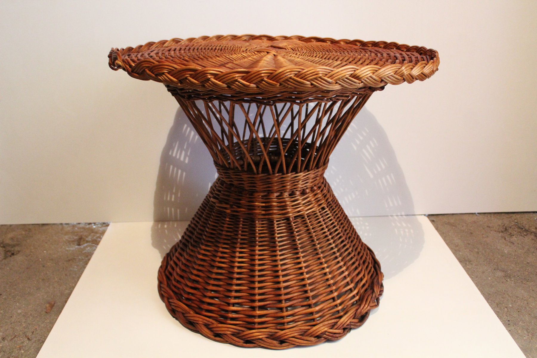 French Round Wicker Table, 1970s for sale at Pamono