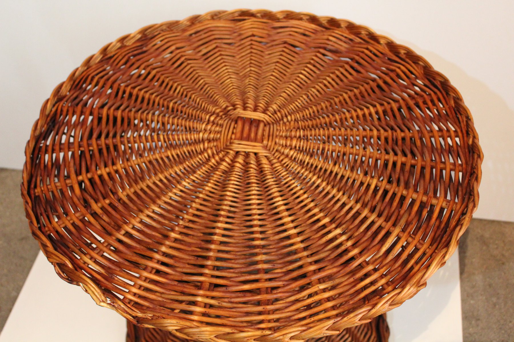 French Round Wicker Table, 1970s for sale at Pamono