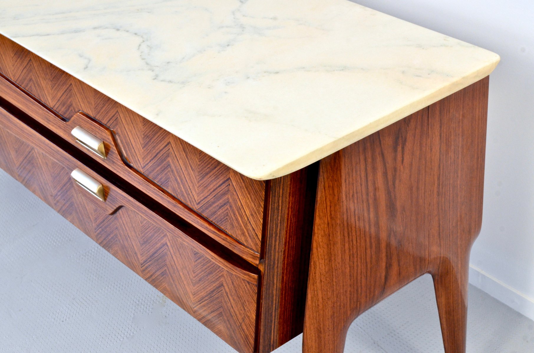 Italienisches Sideboard aus Carrara Marmor & Messing, 1960er bei Pamono ...