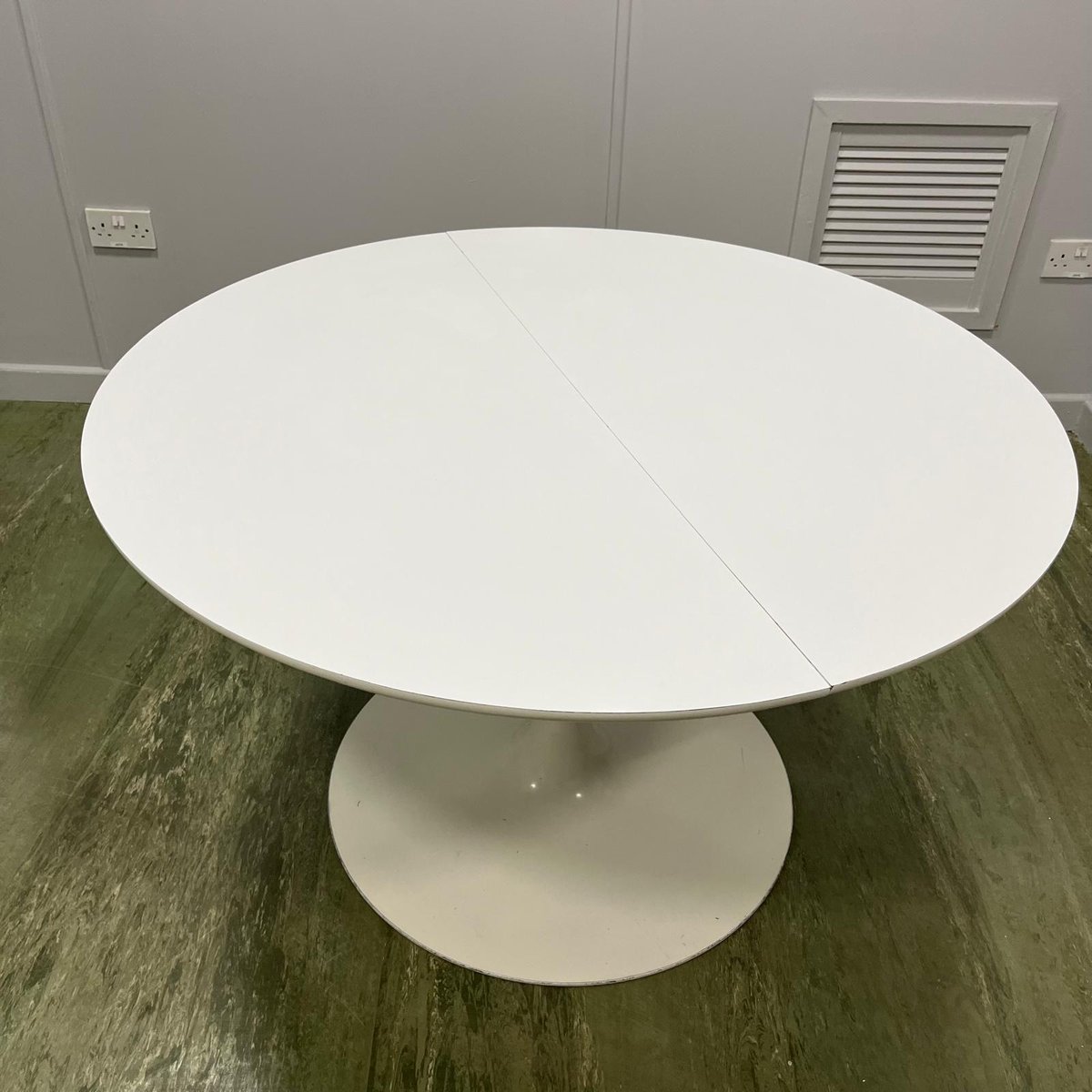 Round Extendable White Tulip Dining Table by Maurice Burke for Arkana ...