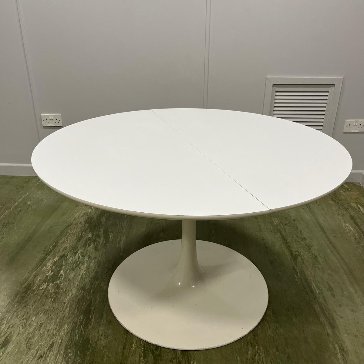 Round Extendable White Tulip Dining Table by Maurice Burke for Arkana ...