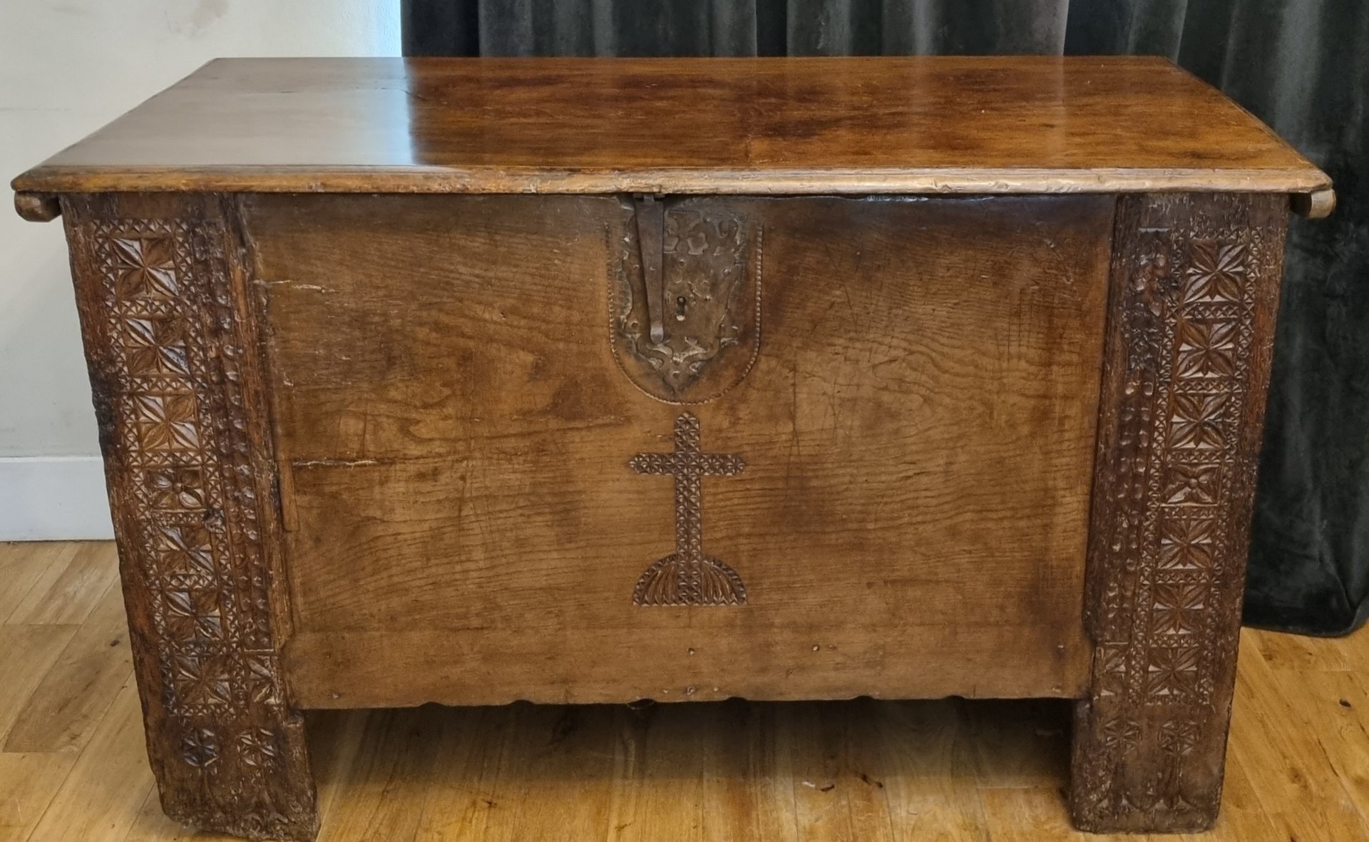 Spanish Gothic Oak Chest, 1600s for sale at Pamono