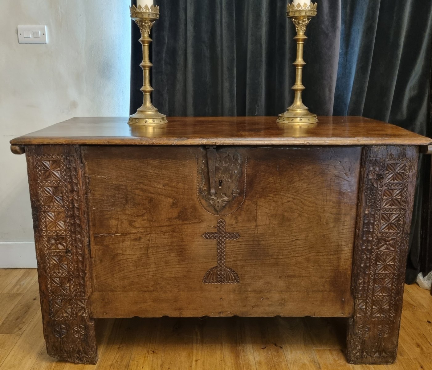 Spanish Gothic Oak Chest, 1600s for sale at Pamono