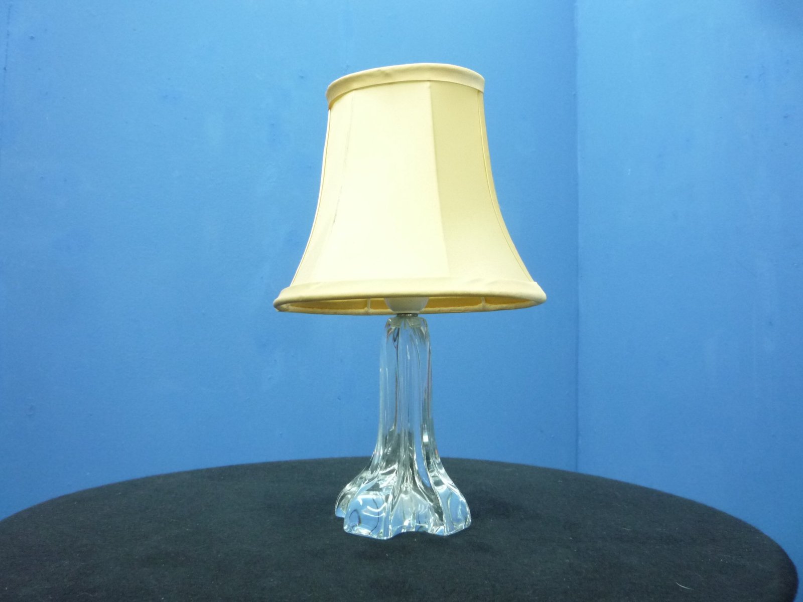 Französische Tischlampe von Jean Daum, 1950er bei Pamono kaufen