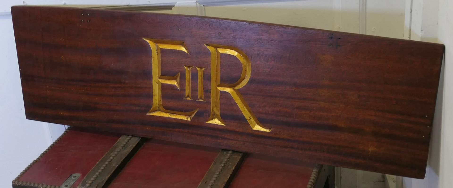 E 11 R Gold Monogrammiert auf Teak, 1950er bei Pamono kaufen