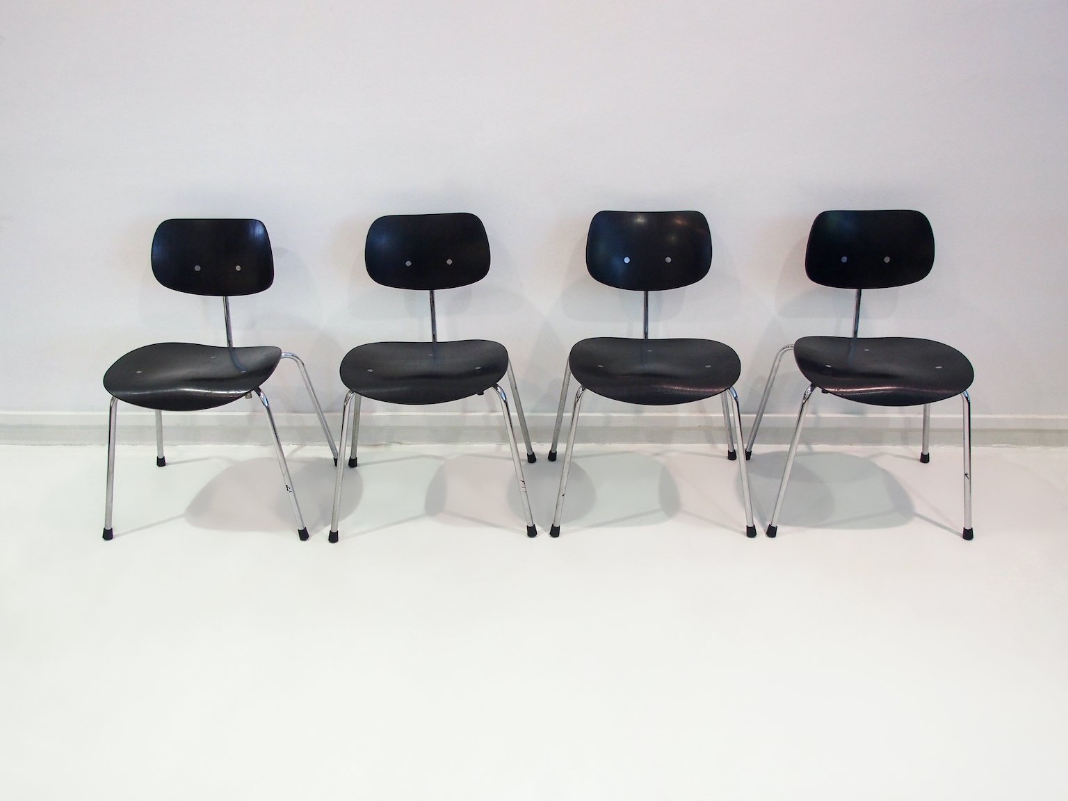 Chaises Modèle Se 68 en Contreplaqué Noir Laqué et Acier par Egon ...