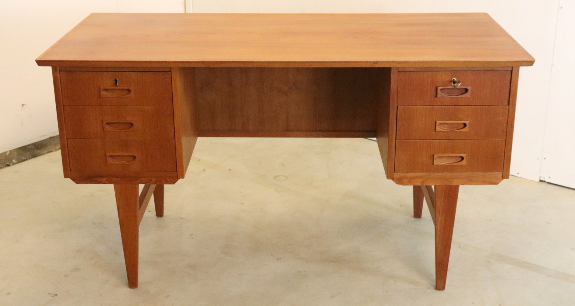Vintage Danish Desk, 1960s for sale at Pamono