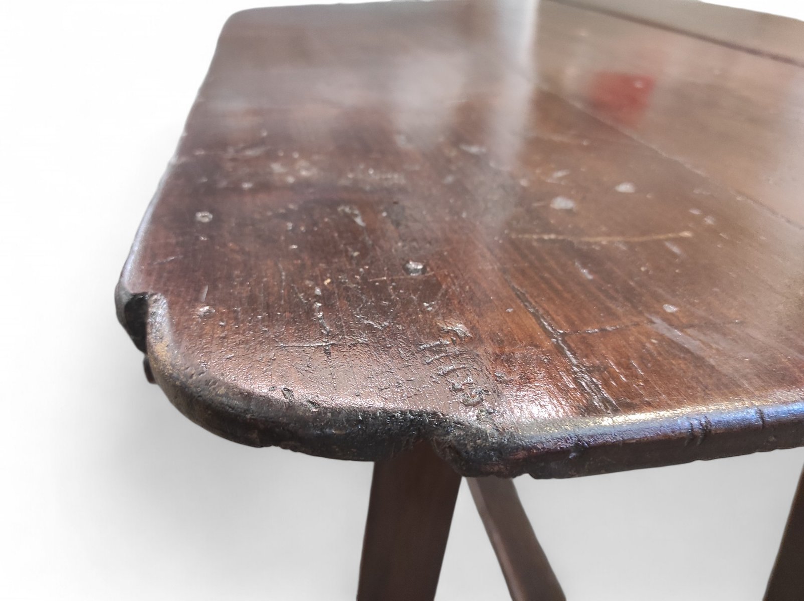 18th Century Goat-Shaped Walnut Table for sale at Pamono