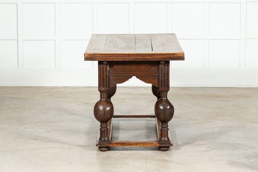17th Century Dutch Oak Draw-Leaf Centre Table, 1670s for sale at Pamono