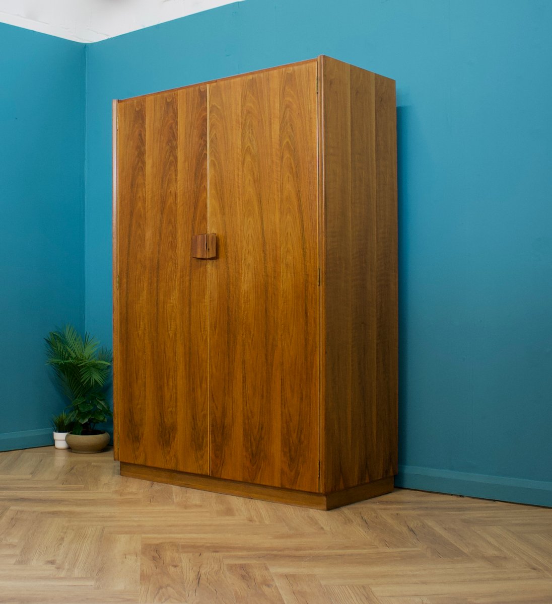 Mid-Century Walnut Wardrobe from Gordon Russell, 1950s for sale at Pamono