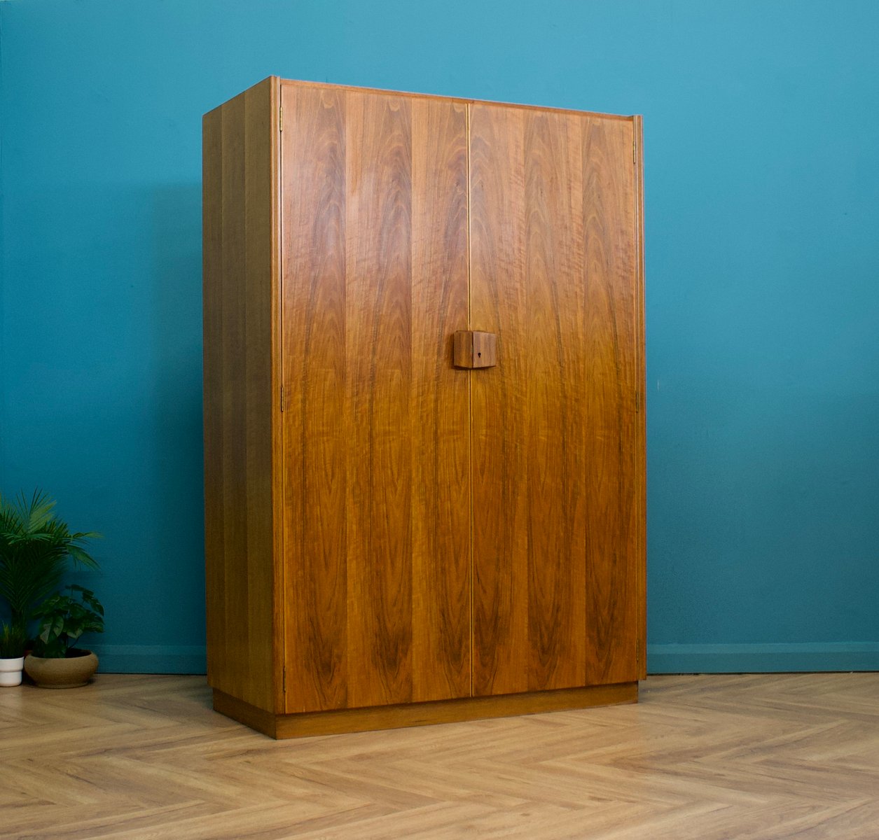 Mid-Century Walnut Wardrobe from Gordon Russell, 1950s for sale at Pamono