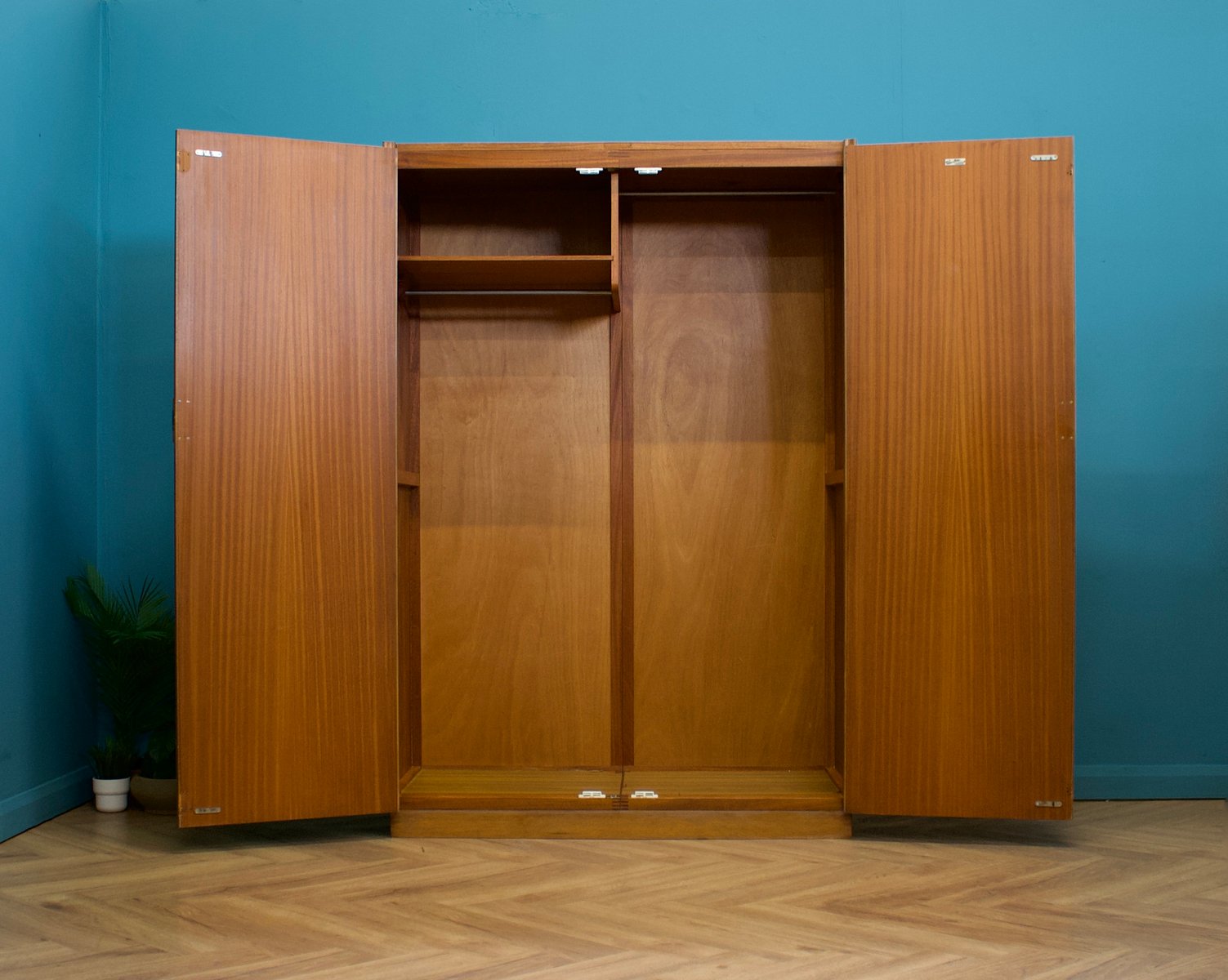 Mid-Century Walnut Wardrobe from Gordon Russell, 1950s for sale at Pamono