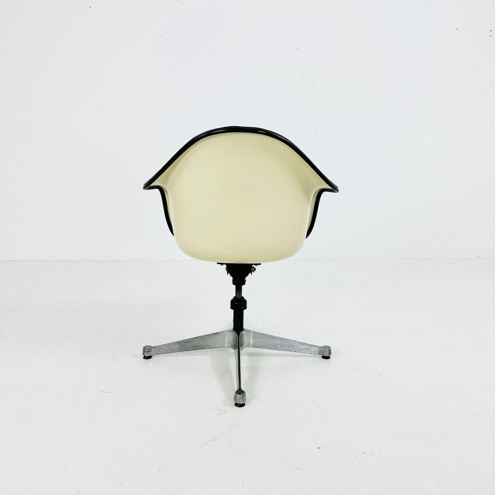 Fiberglass Swivel Chair by Ray & Charles Eames for Herman Miller, 1960s ...