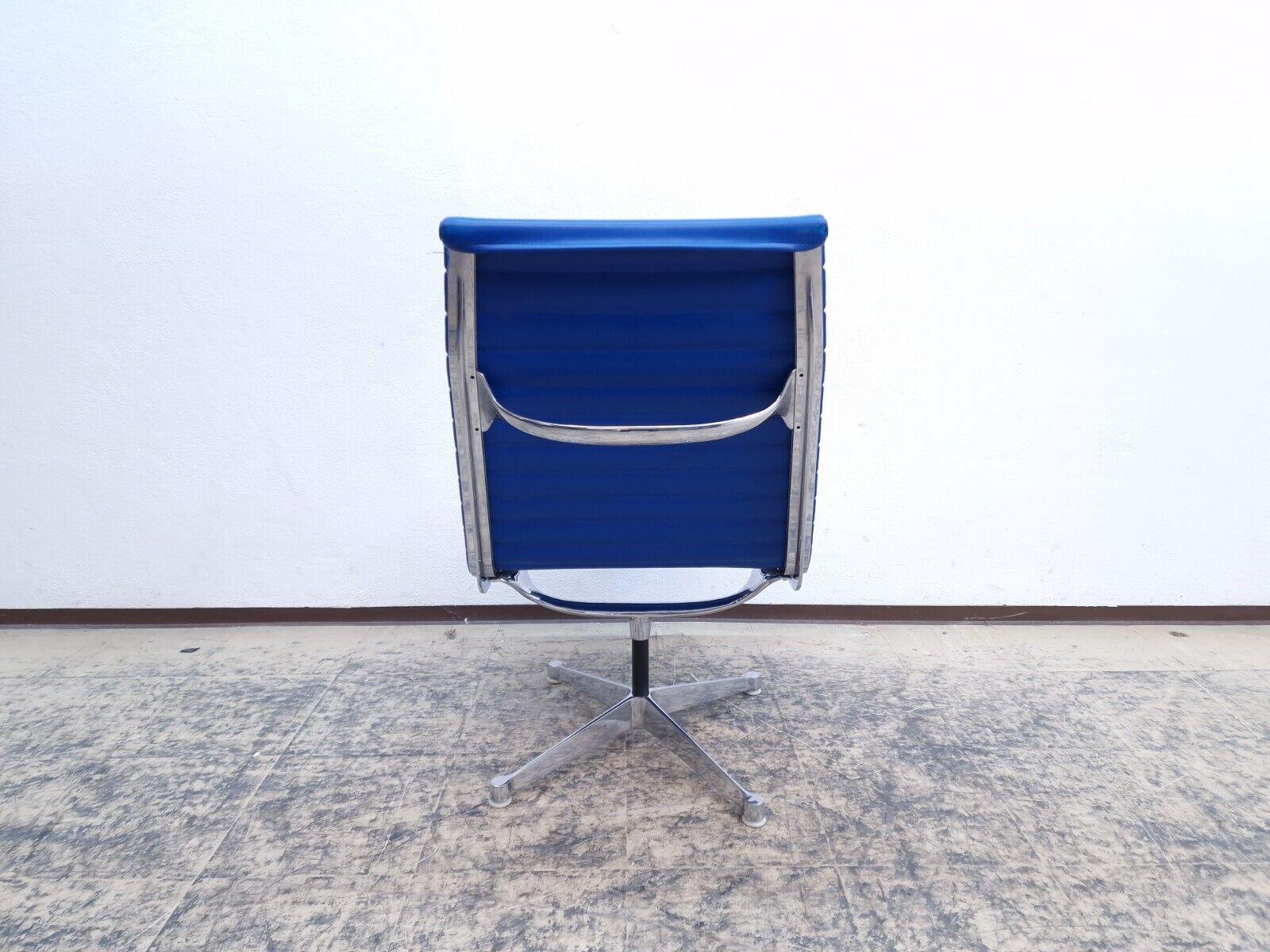 Blauer Ea 116 Visitor Chair & Fußhocker aus Leder von Eames für Herman ...