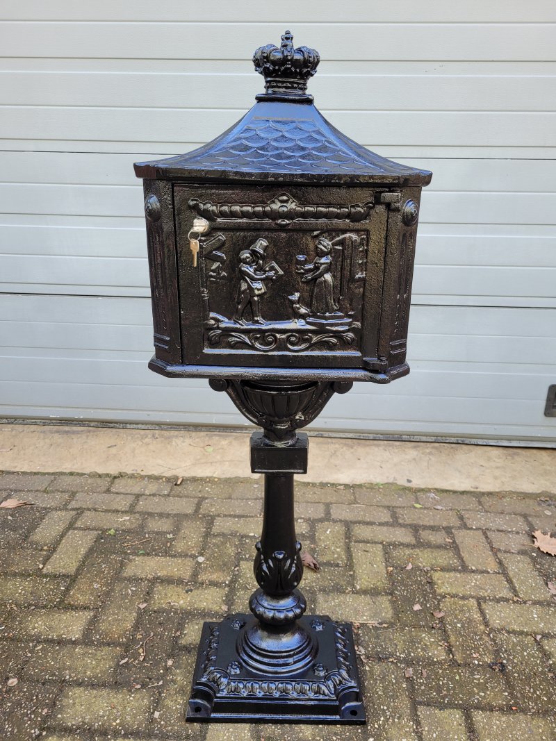 Cast Iron English Mailbox Letterbox on Leg Black for sale at Pamono