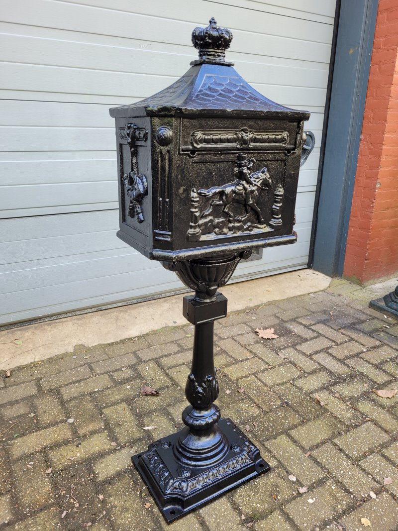 Cast Iron English Mailbox Letterbox on Leg Black for sale at Pamono