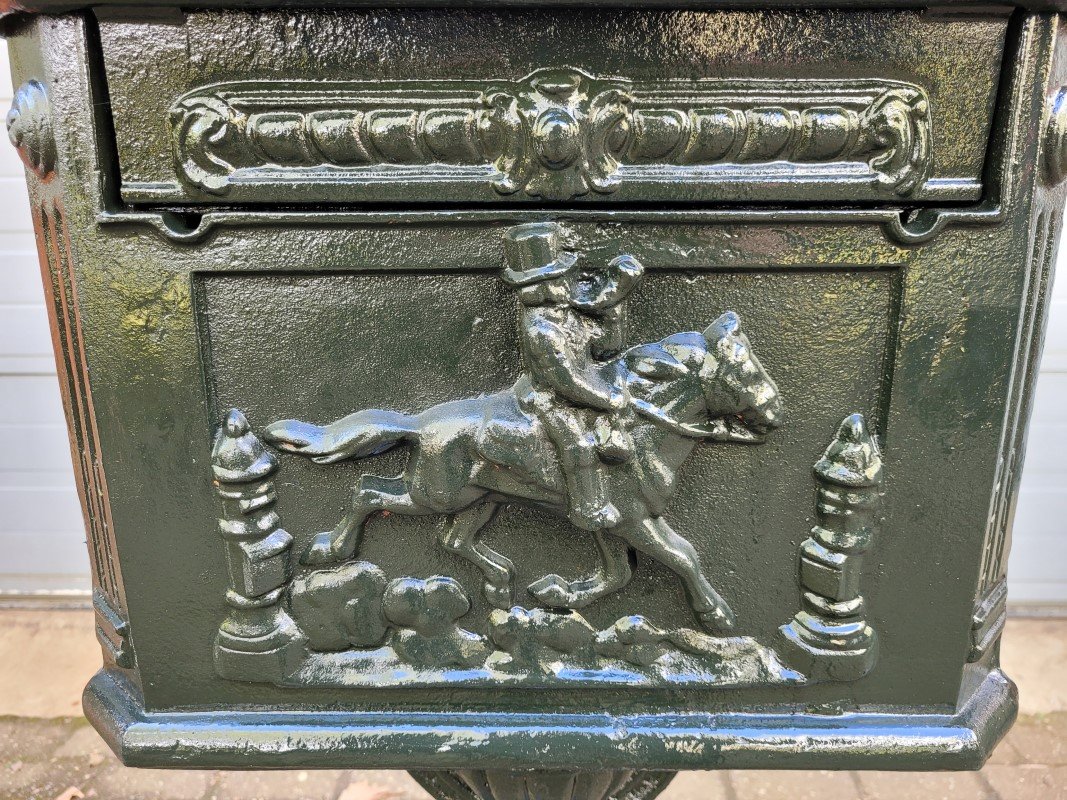 Cast Iron English Mailbox Letterbox on Leg Green for sale at Pamono