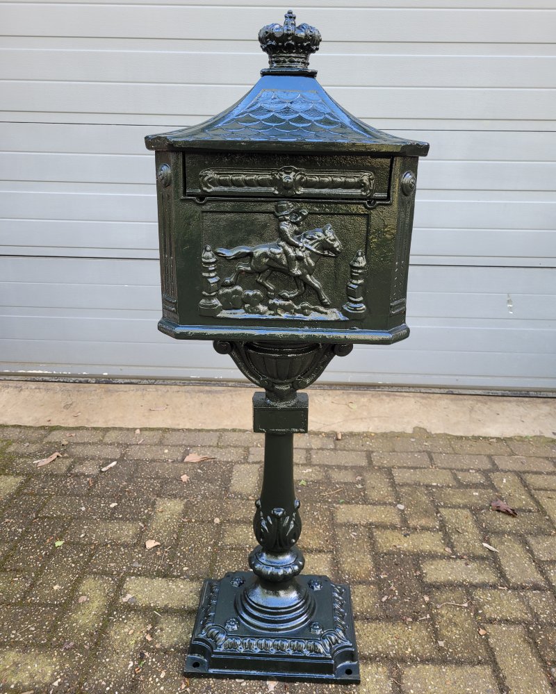 Cast Iron English Mailbox Letterbox on Leg Green for sale at Pamono