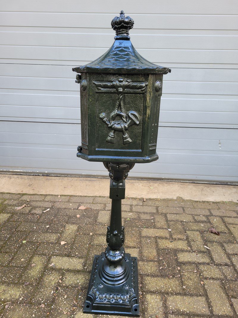 Cast Iron English Mailbox Letterbox on Leg Green for sale at Pamono