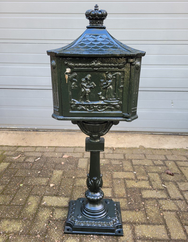 Cast Iron English Mailbox Letterbox on Leg Green for sale at Pamono