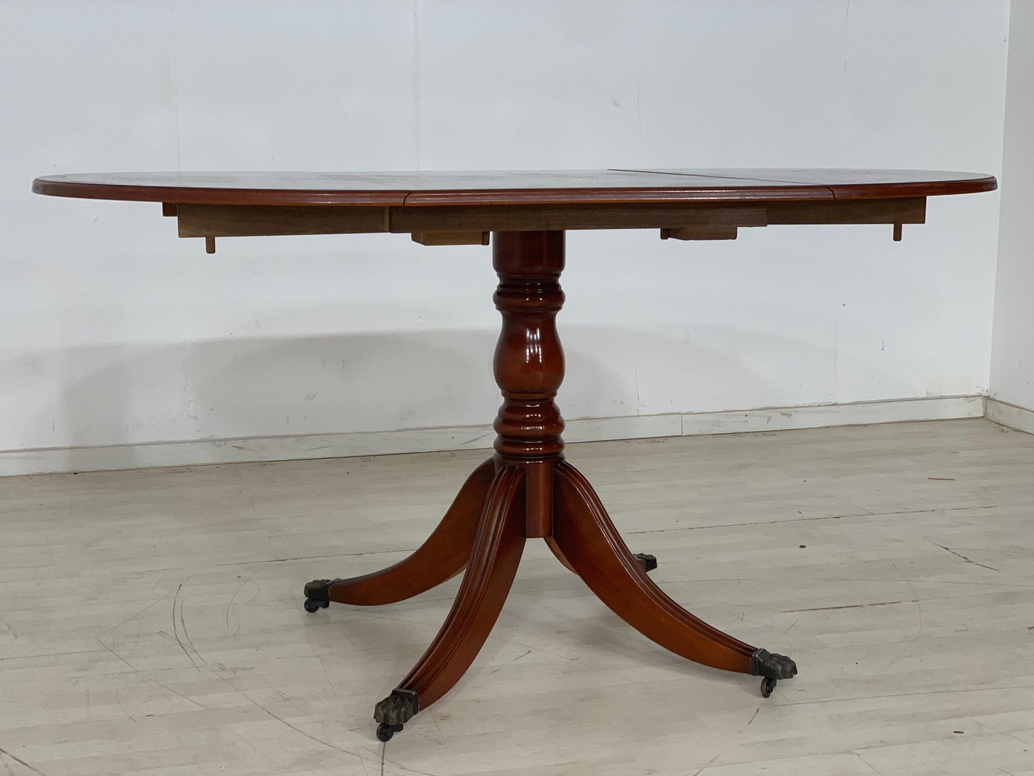 Vintage English Dining Table for sale at Pamono