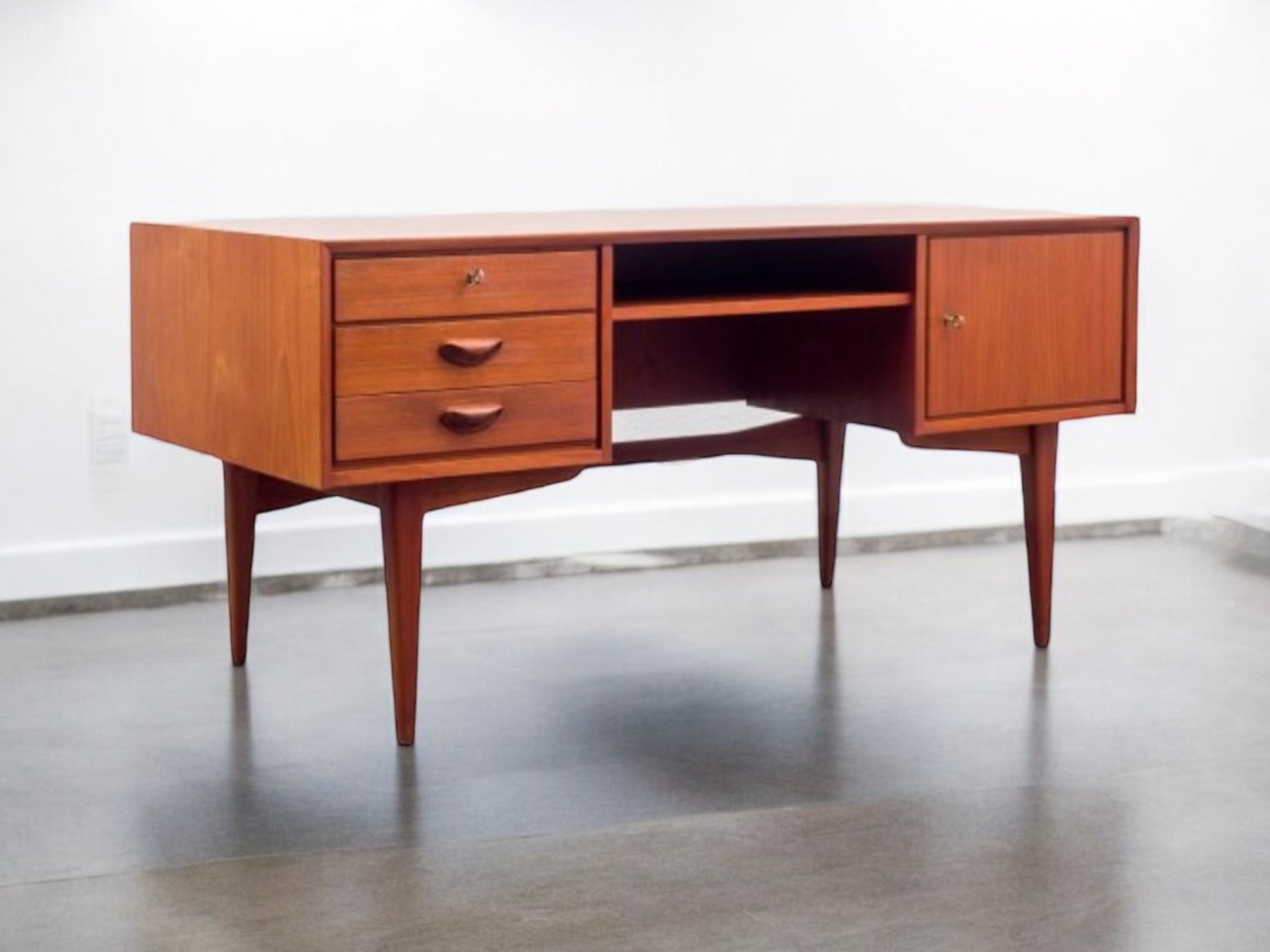 Vintage Executive Desk Teak, 1960s for sale at Pamono