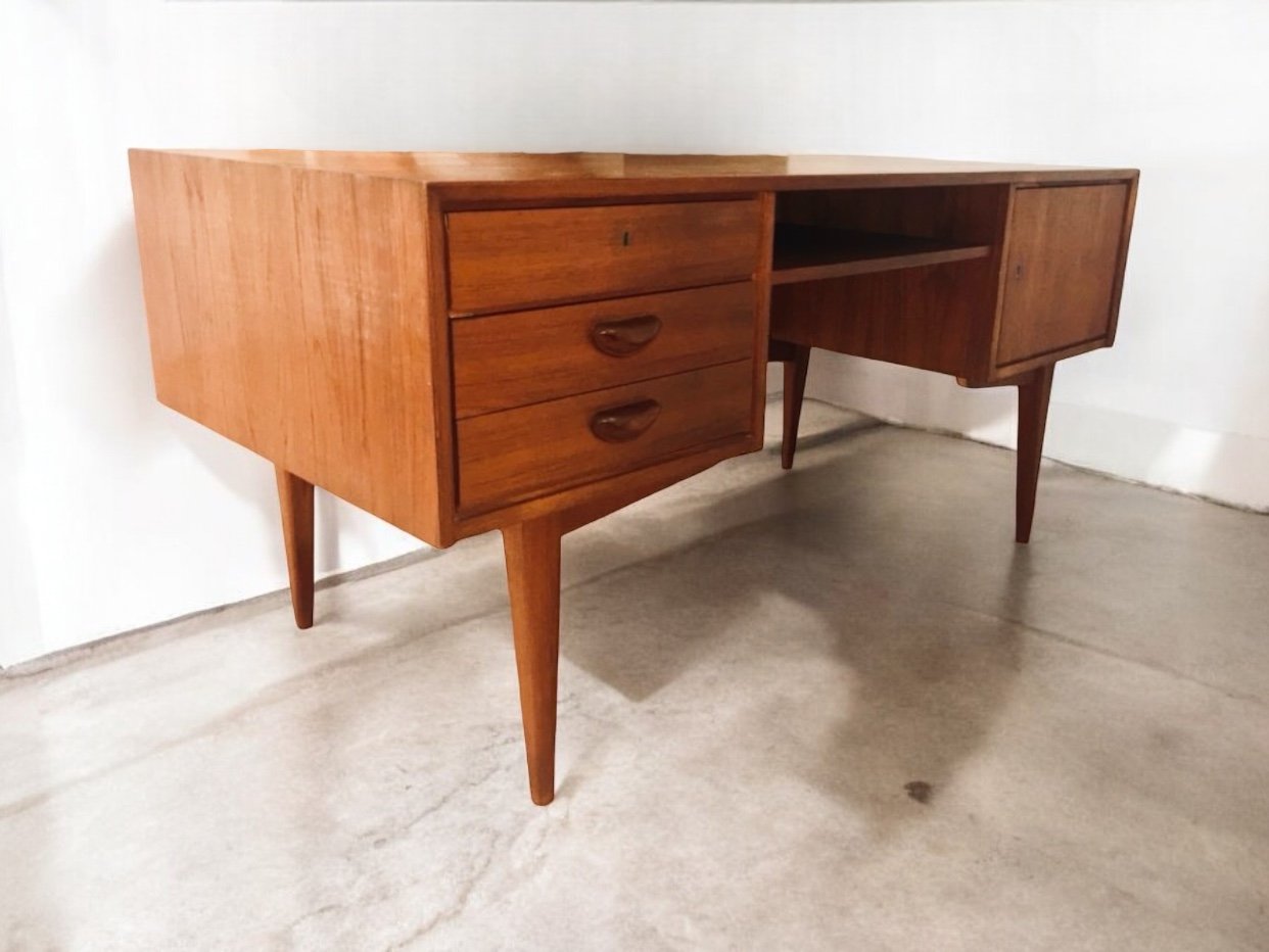 Vintage Executive Desk Teak, 1960s for sale at Pamono