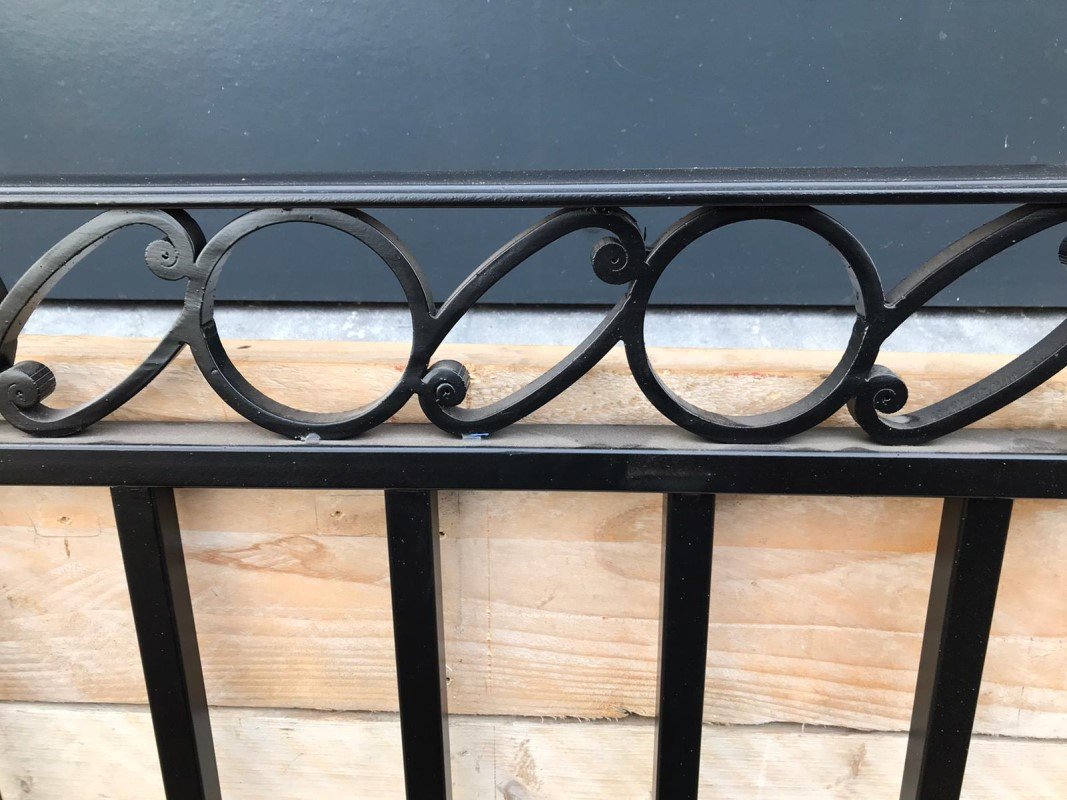 Antique French Balcony Fence with Ornament for sale at Pamono