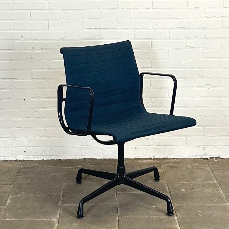 Vitra Ea 104 Design Chair Rotatable, Dark Blue and Iconic (Special ...