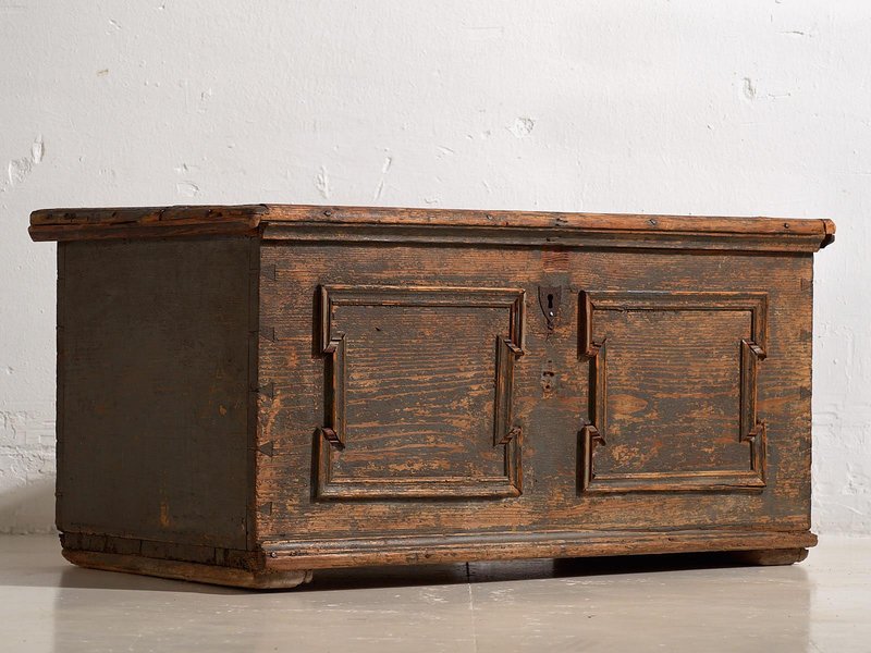 Antique Trunk with Pearl Gray Patina, 1900 for sale at Pamono