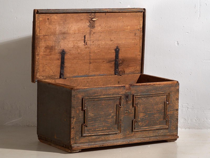 Antique Trunk with Pearl Gray Patina, 1900 for sale at Pamono