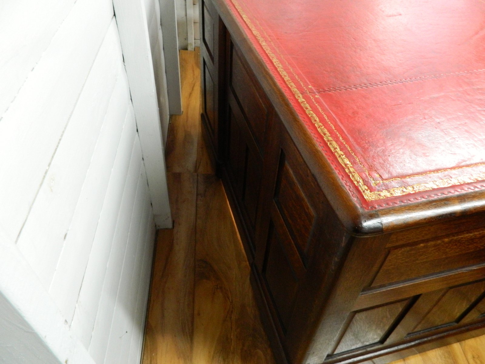 Oak Pedestal Bankers Desk with Leather Top, 1944 for sale at Pamono