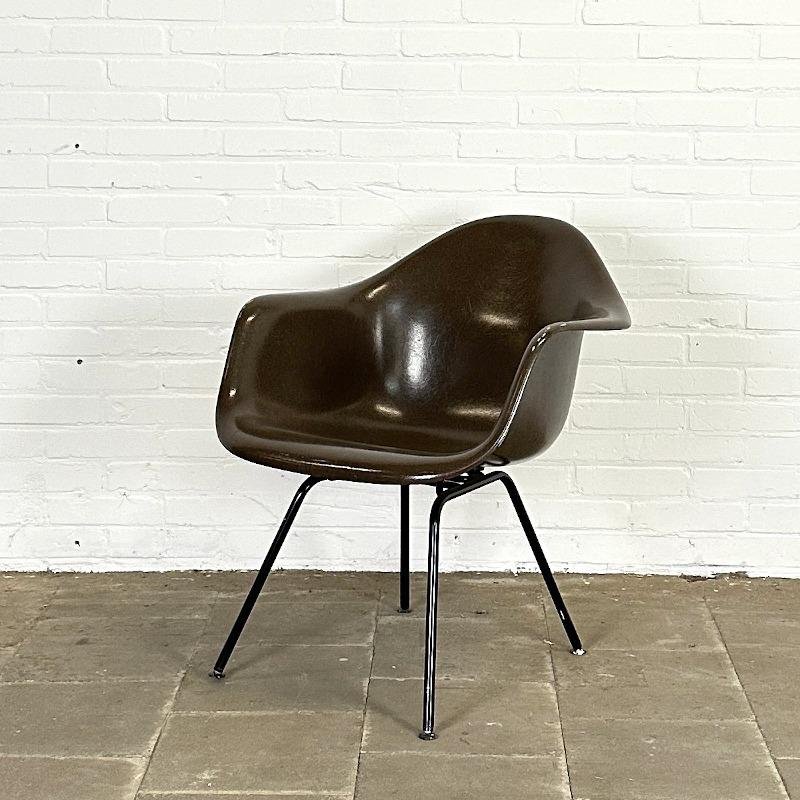 DAR Fiberglass Armchair by Charles & Ray Eames for Herman Miller for sale at Pamono