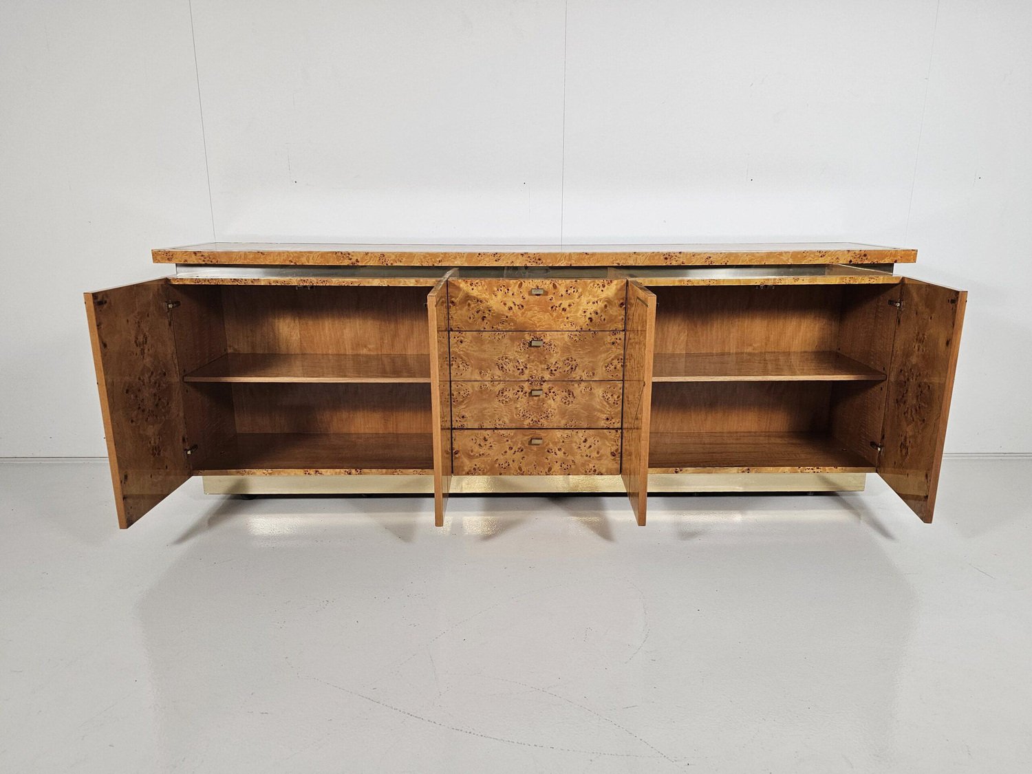 Margot Sideboard in Burl Veneer by Gianluigi Gorgoni for Fratelli Turri, 1980s for sale at Pamono