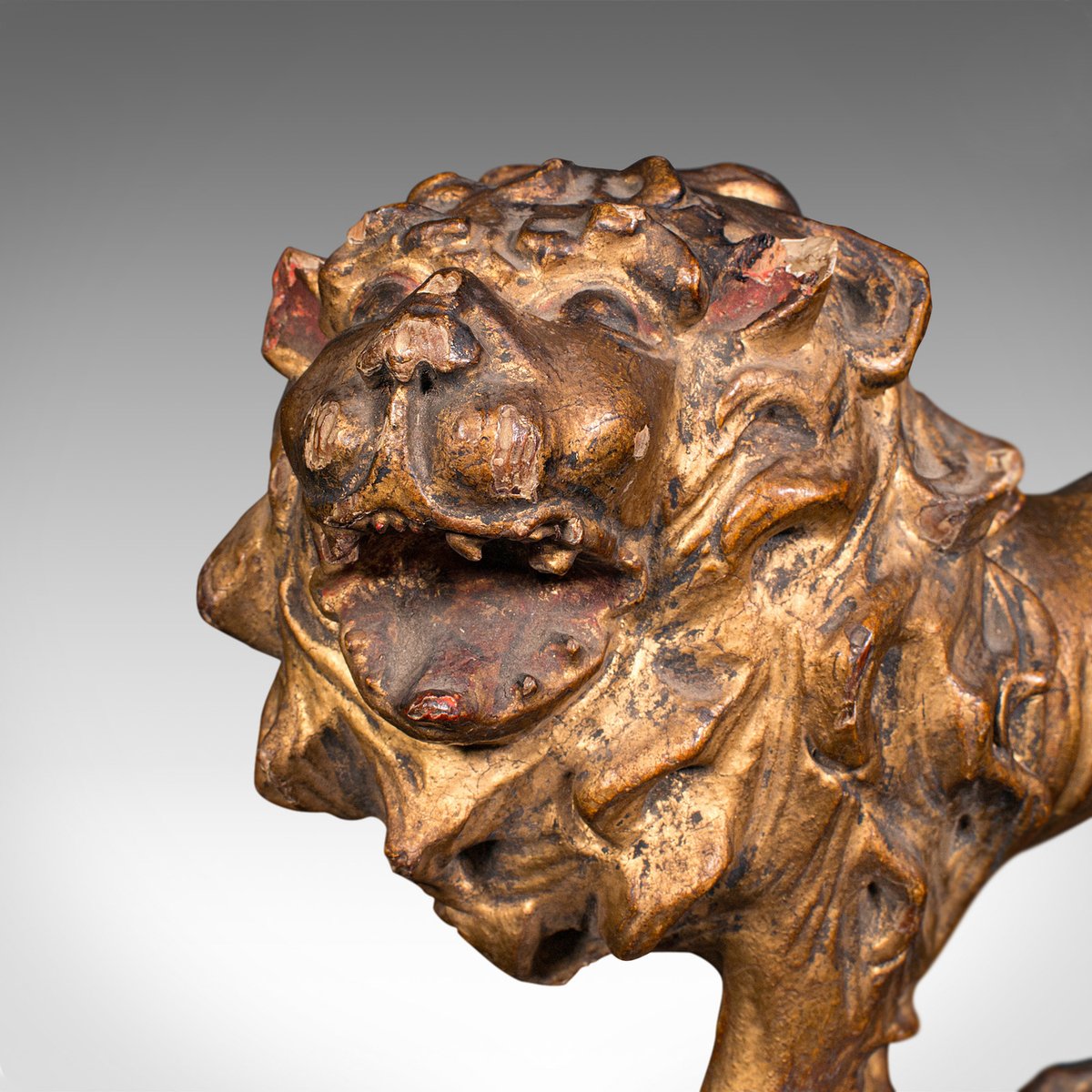 Mid Georgian English Carved Lion Figure for sale at Pamono