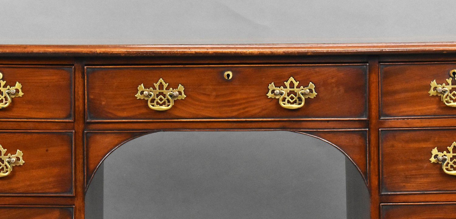 George III Mahogany Kneehole Desk, 1820 for sale at Pamono