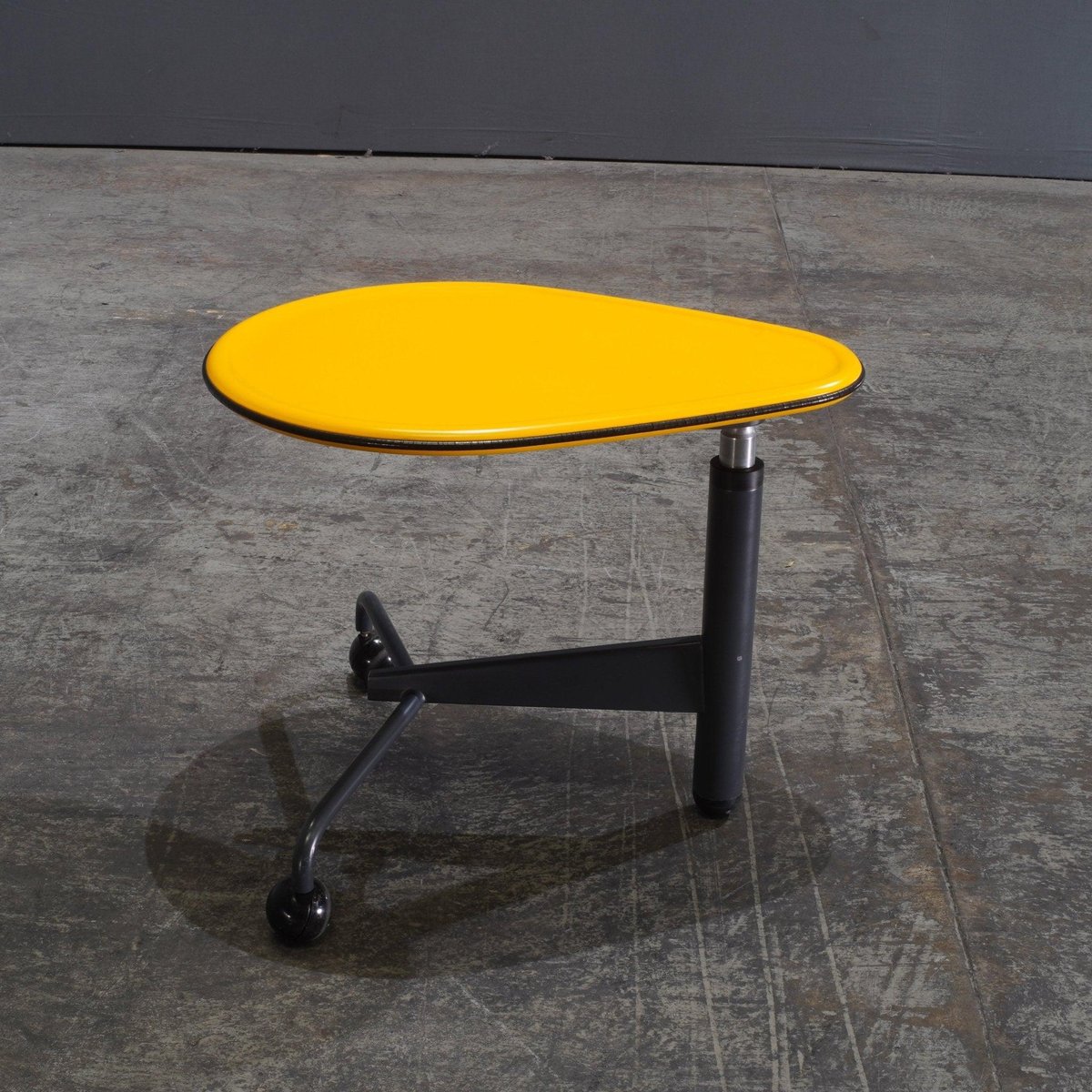 Kick Pivoting Table by Toshiyuki Kita for Cassina, 1980s for sale at Pamono